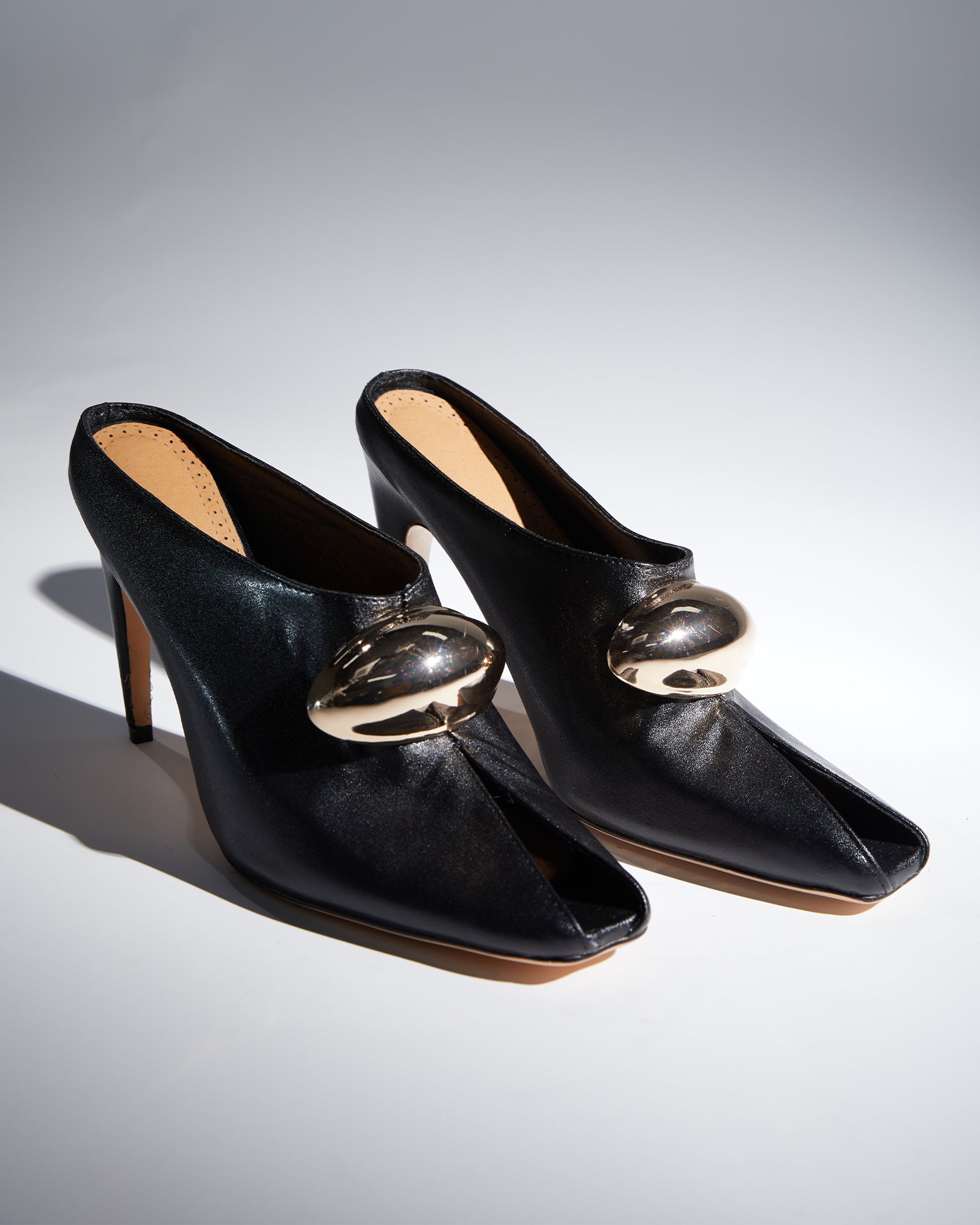 Aria Hardware Buckle Fish Mouth Leather Mules – Sienna Rossi